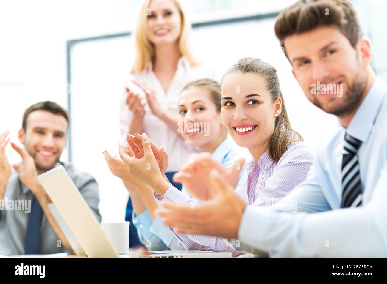 Working group applauding business hi-res stock photography and images ...