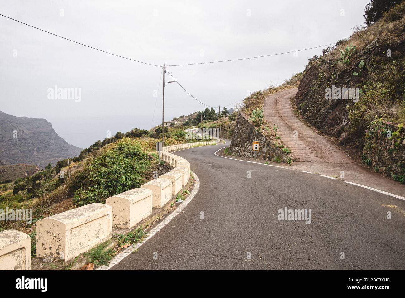 Cloudy day road hi-res stock photography and images - Alamy
