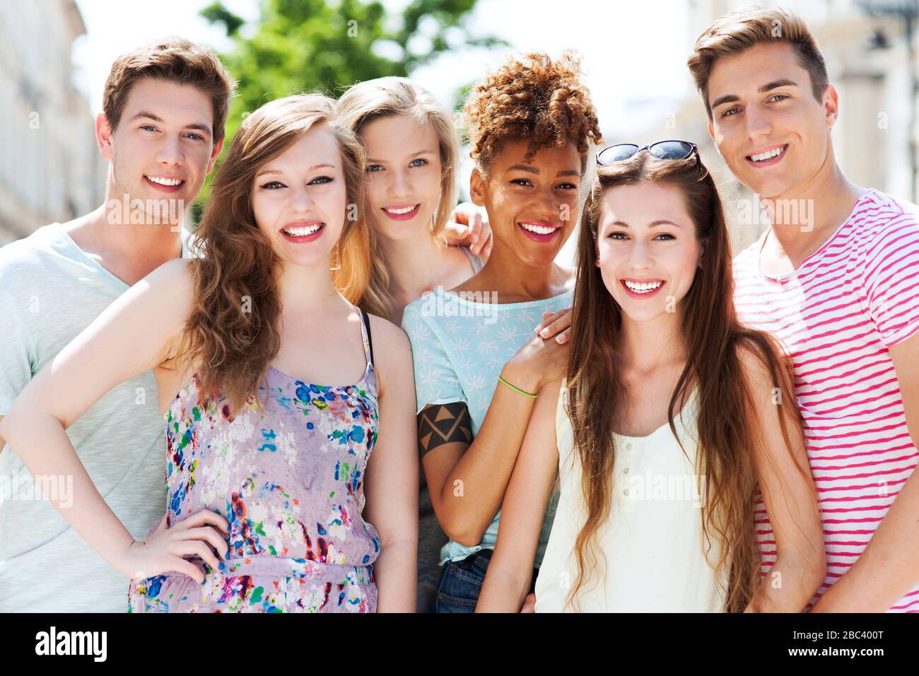 Friendship group hanging out hi-res stock photography and images - Alamy