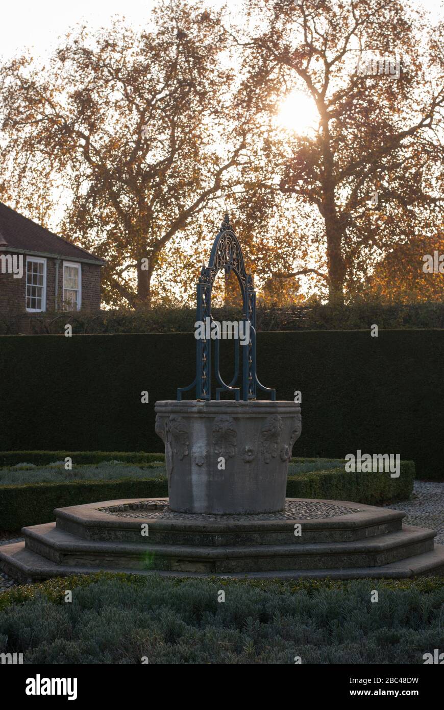 Sun Dial Formal 17th Century Garden at Kew Palace, Royal Botanical ...