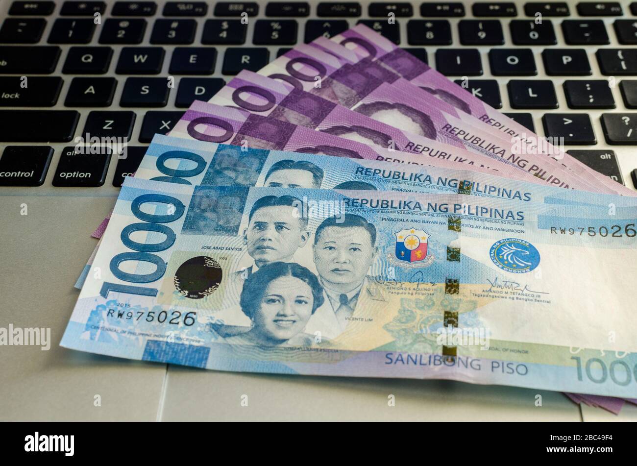 Philippine 1000 peso cash Stock Photo - Alamy