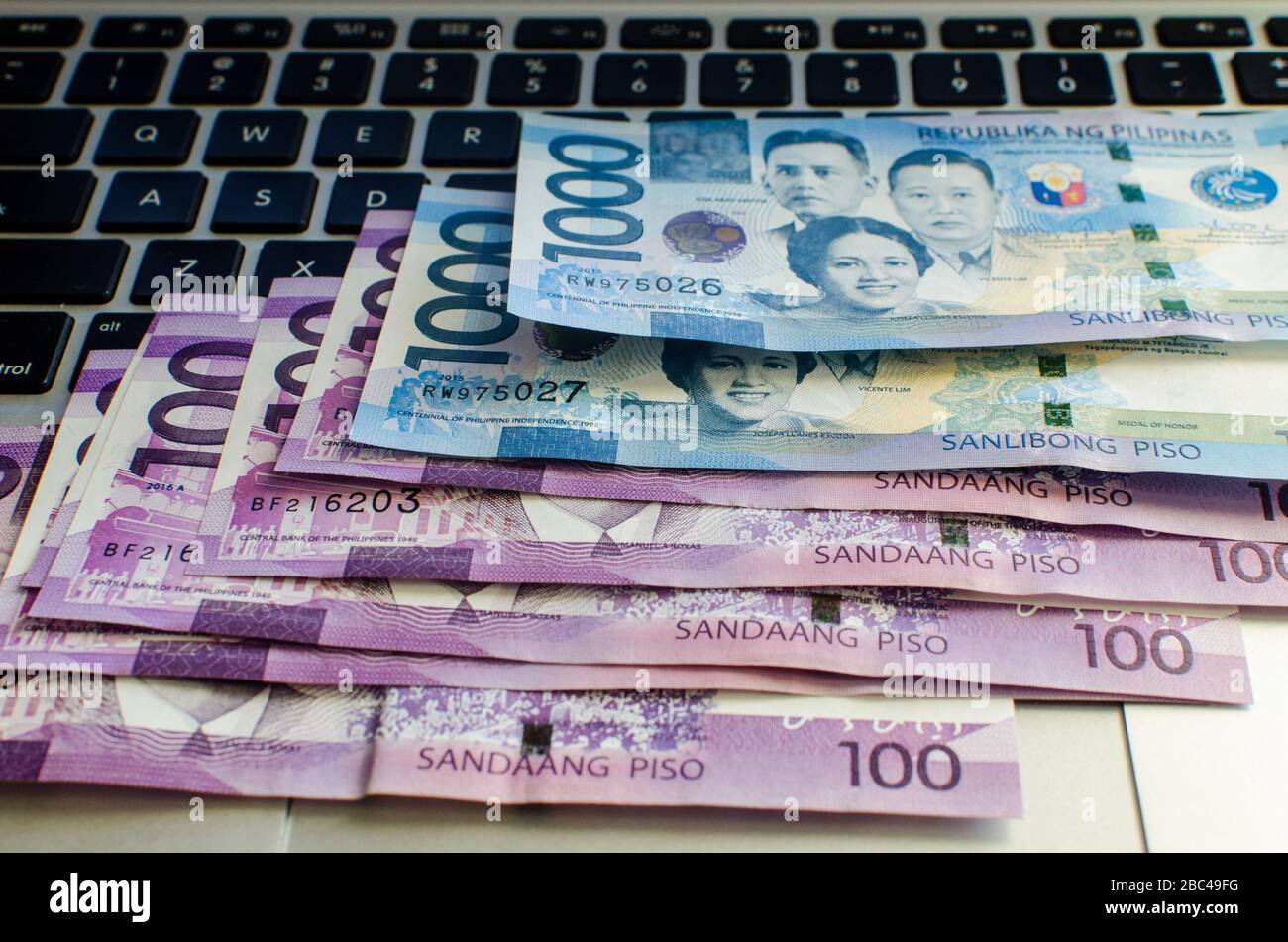 Philippine 1000 peso cash Stock Photo - Alamy