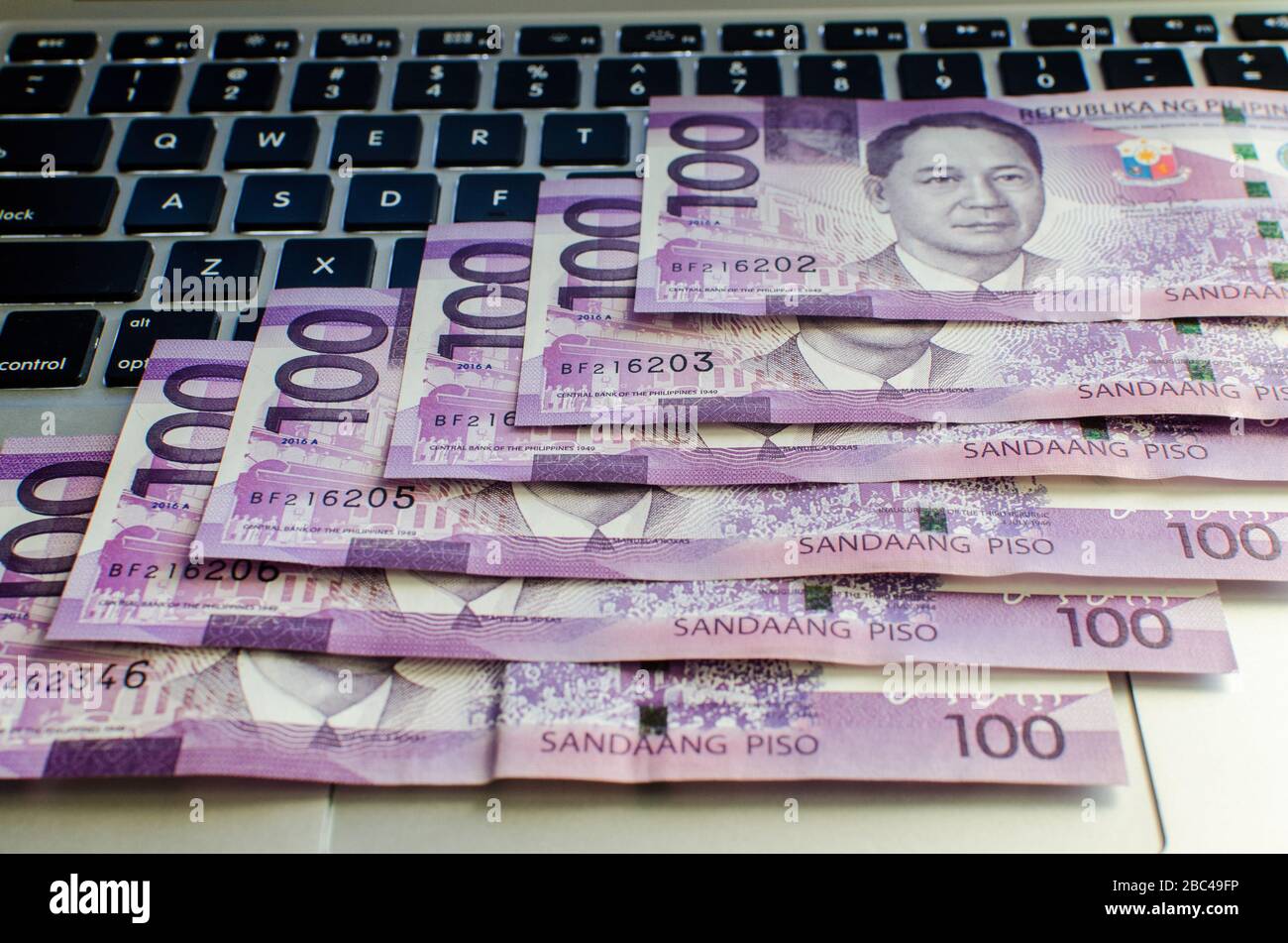 Philippine 1000 peso cash Stock Photo - Alamy