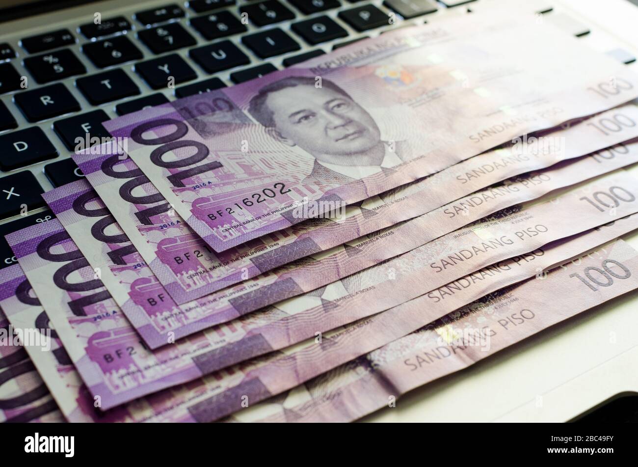 Philippine 1000 peso cash Stock Photo - Alamy