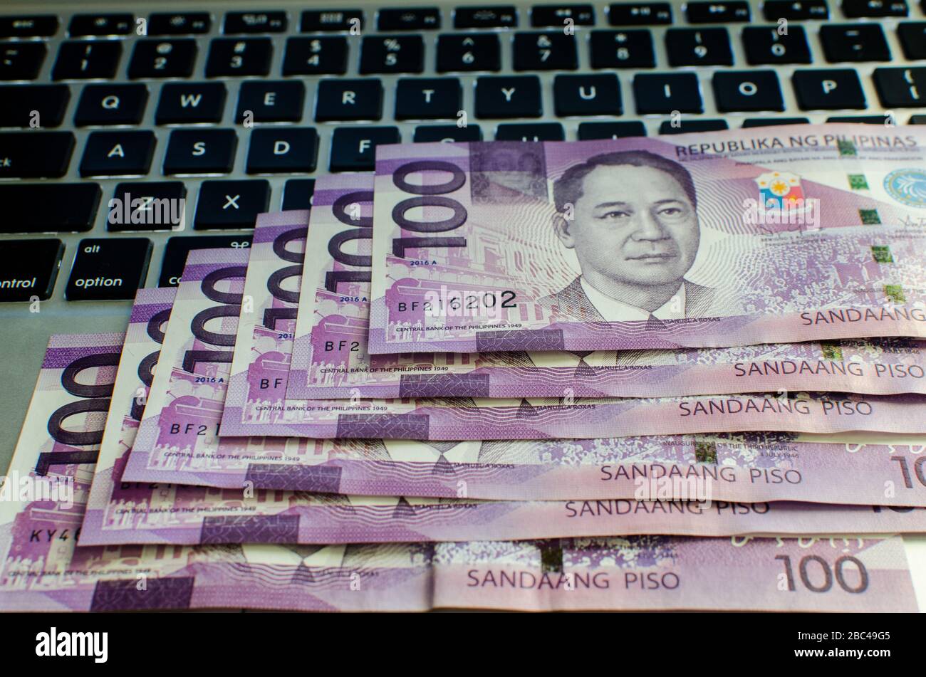 Philippine 1000 peso cash Stock Photo - Alamy