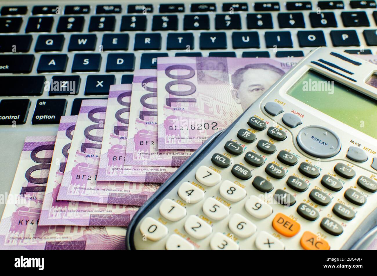 Philippine 1000 peso cash Stock Photo - Alamy
