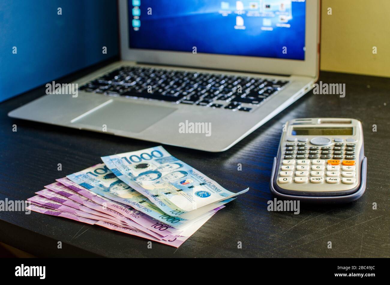 Philippine 1000 peso cash Stock Photo - Alamy