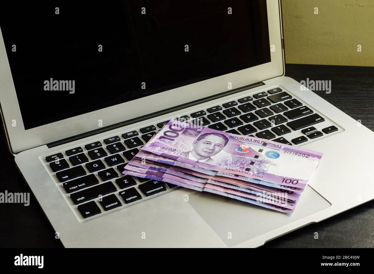 Philippine 1000 peso cash Stock Photo - Alamy