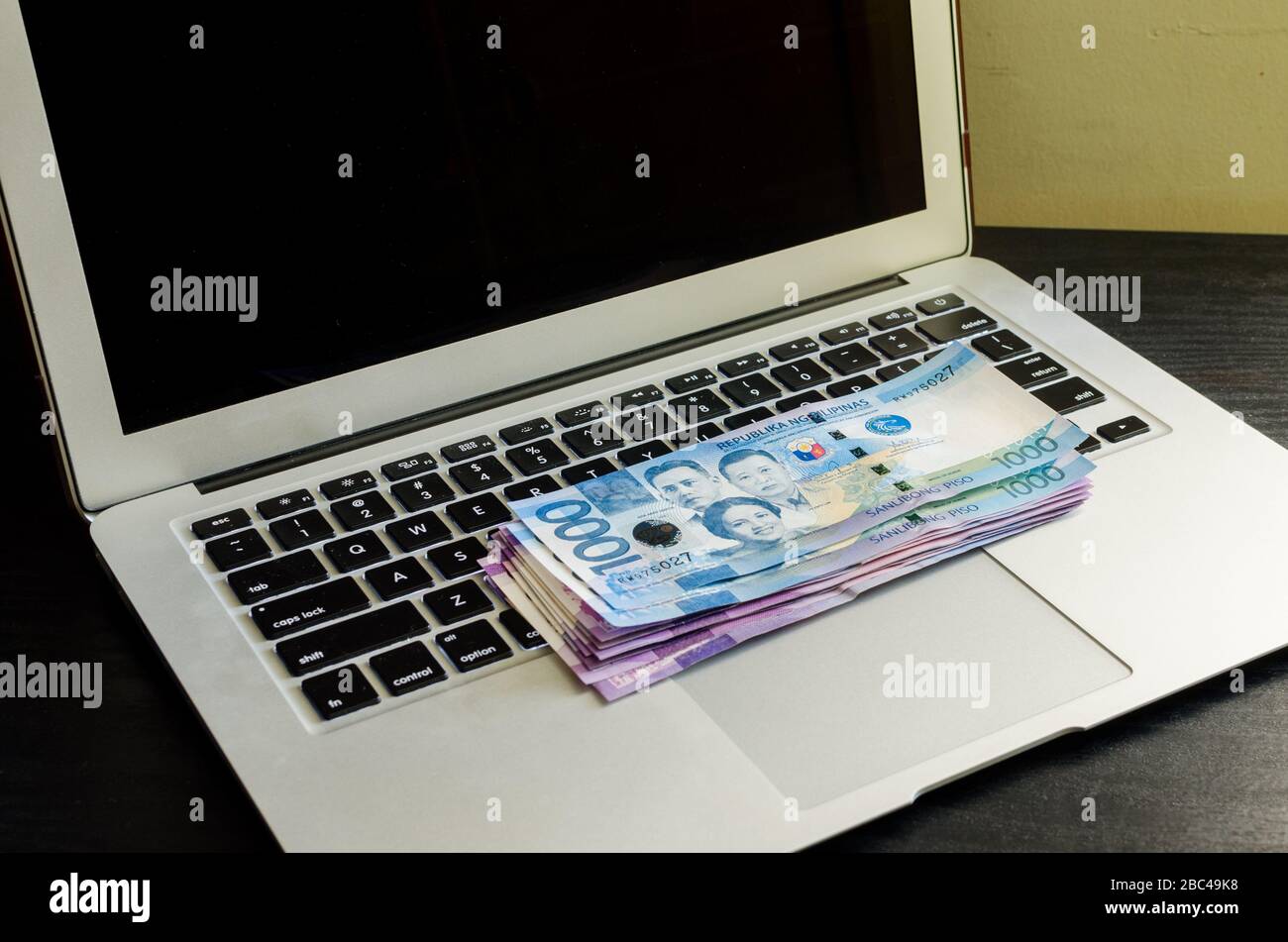 Philippine 1000 peso cash Stock Photo - Alamy