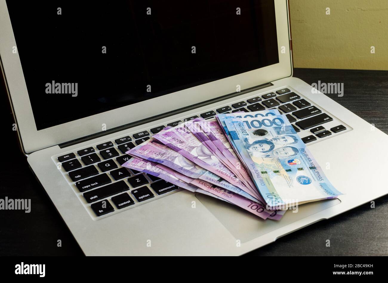Philippine 1000 peso cash Stock Photo - Alamy