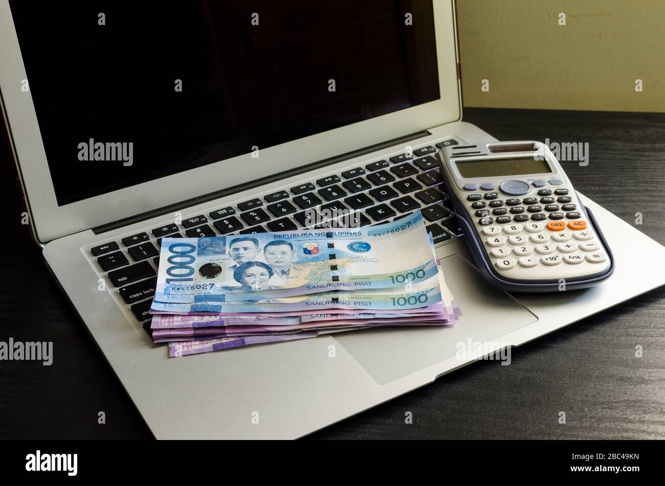Philippine 1000 peso cash Stock Photo - Alamy