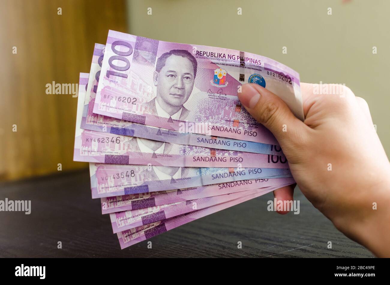 Philippine 1000 peso cash Stock Photo - Alamy