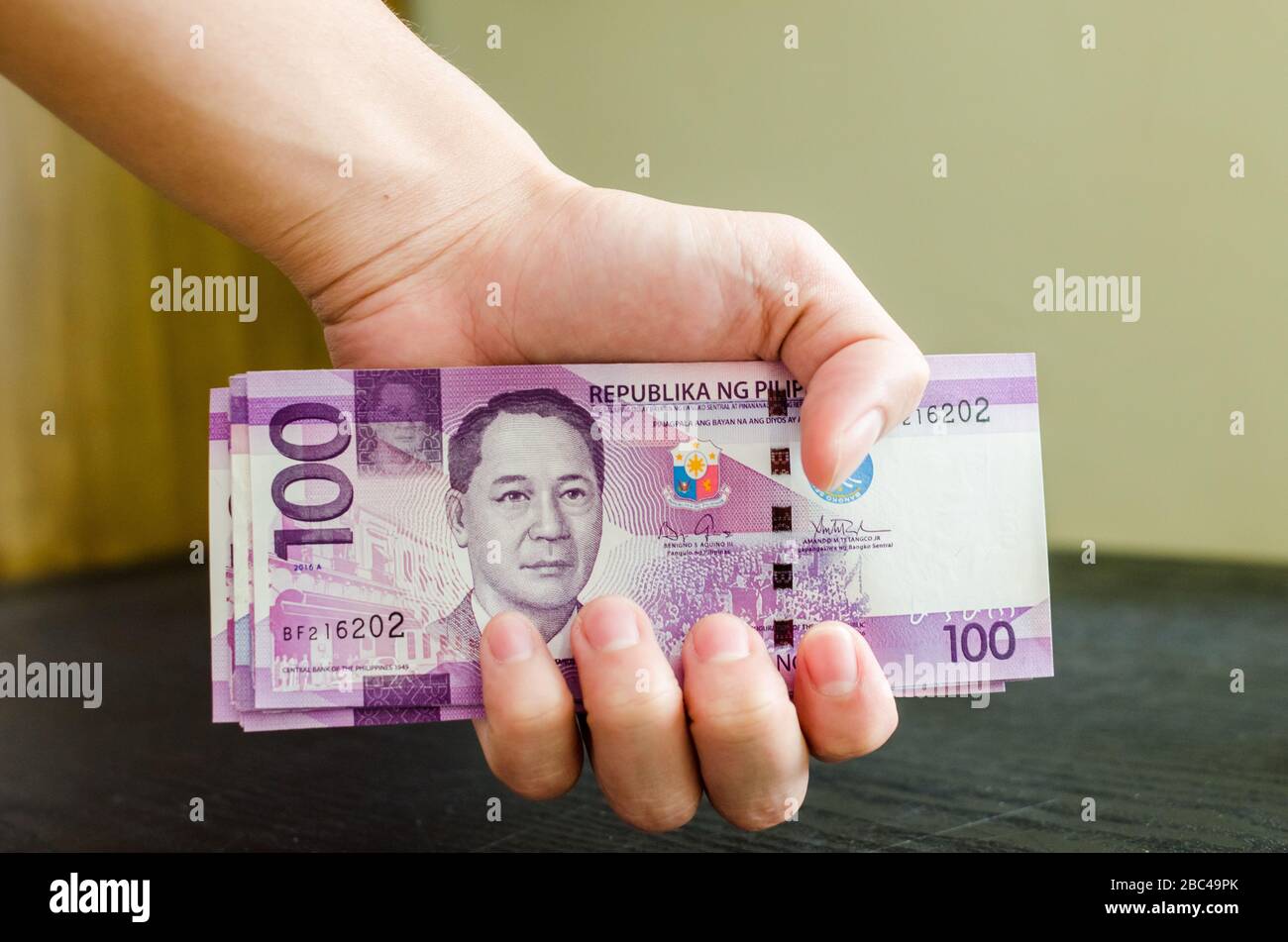 Philippine 1000 peso cash Stock Photo - Alamy