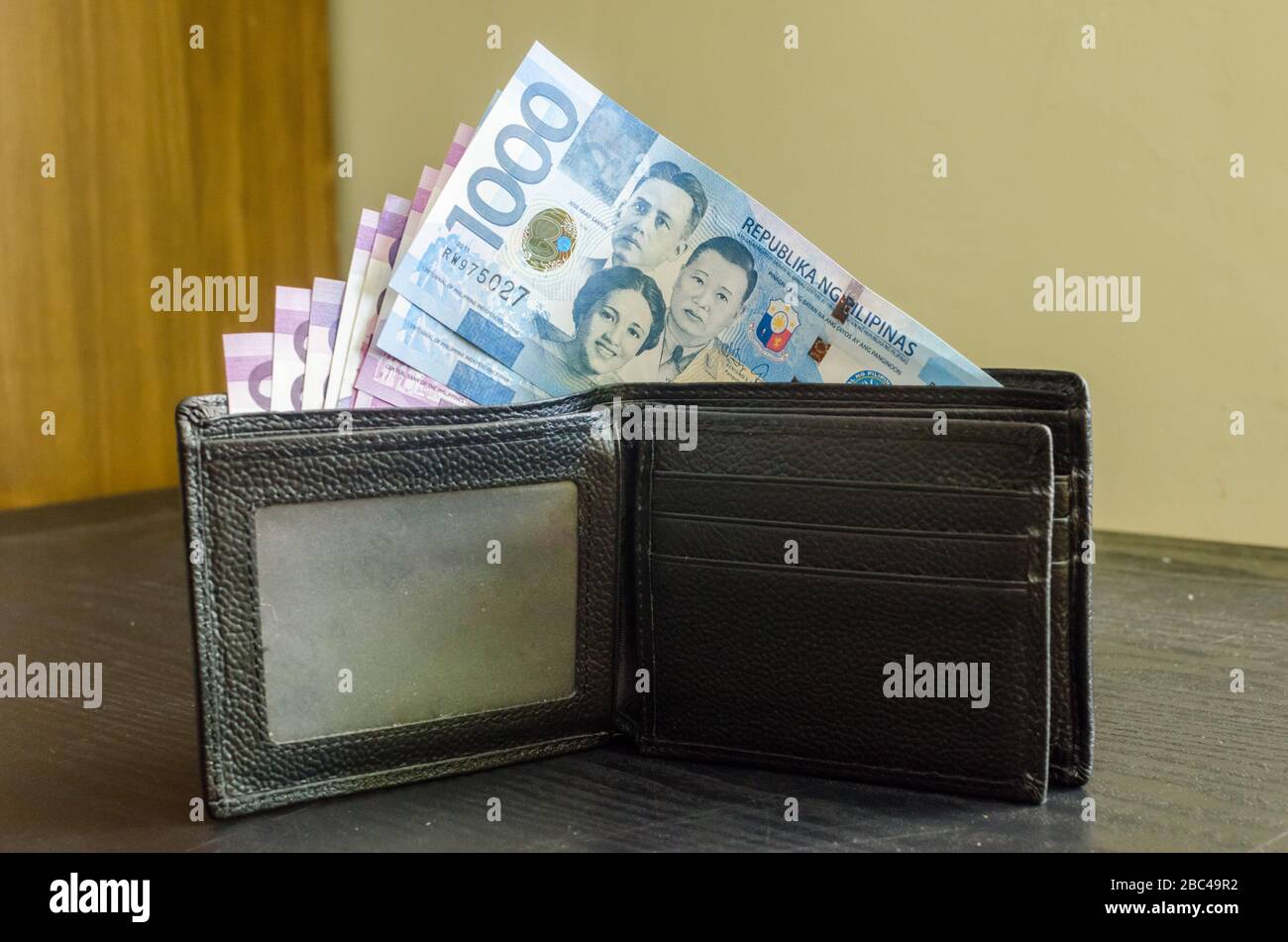 Philippine 1000 peso cash Stock Photo - Alamy