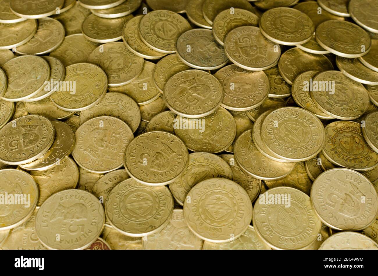 Philippine 5 peso coin close up Stock Photo - Alamy
