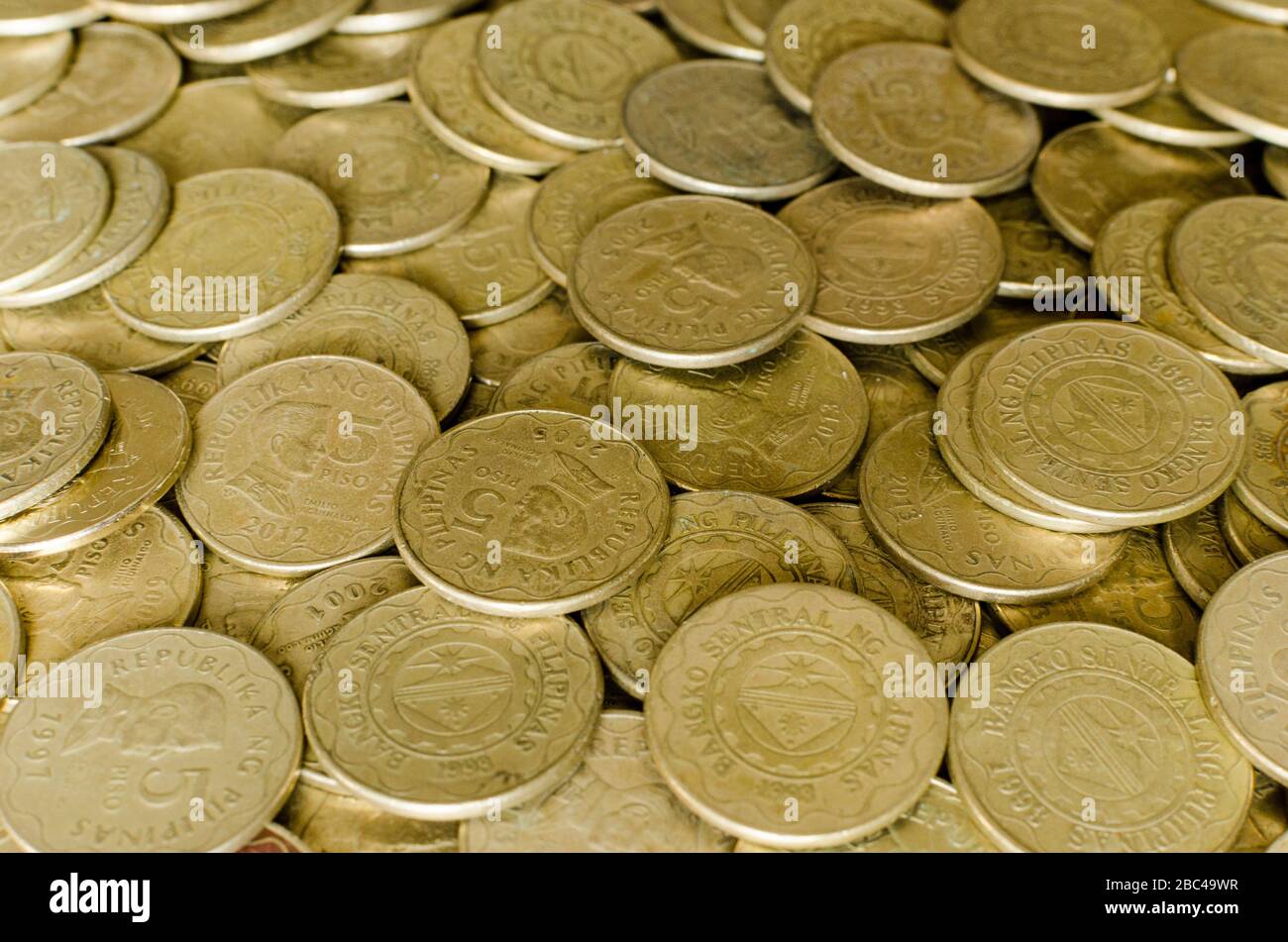 Philippine 5 peso coin close up Stock Photo - Alamy