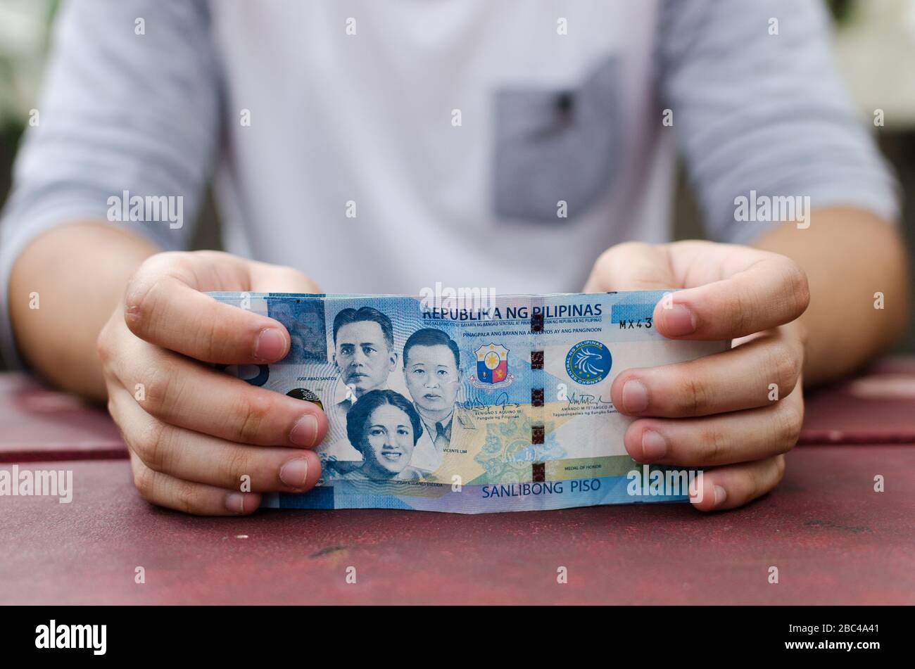 Philippine 1000 peso cash Stock Photo - Alamy
