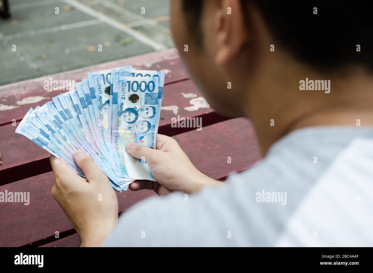 Philippine 1000 peso cash Stock Photo - Alamy