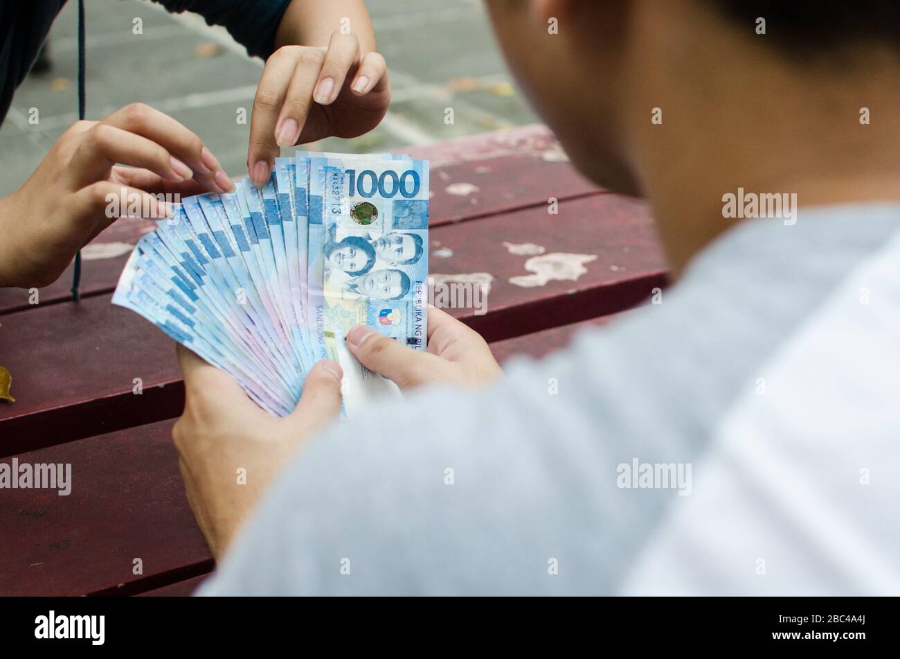 Philippine 1000 peso cash Stock Photo - Alamy