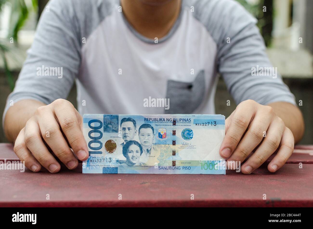Philippine 1000 peso cash Stock Photo - Alamy