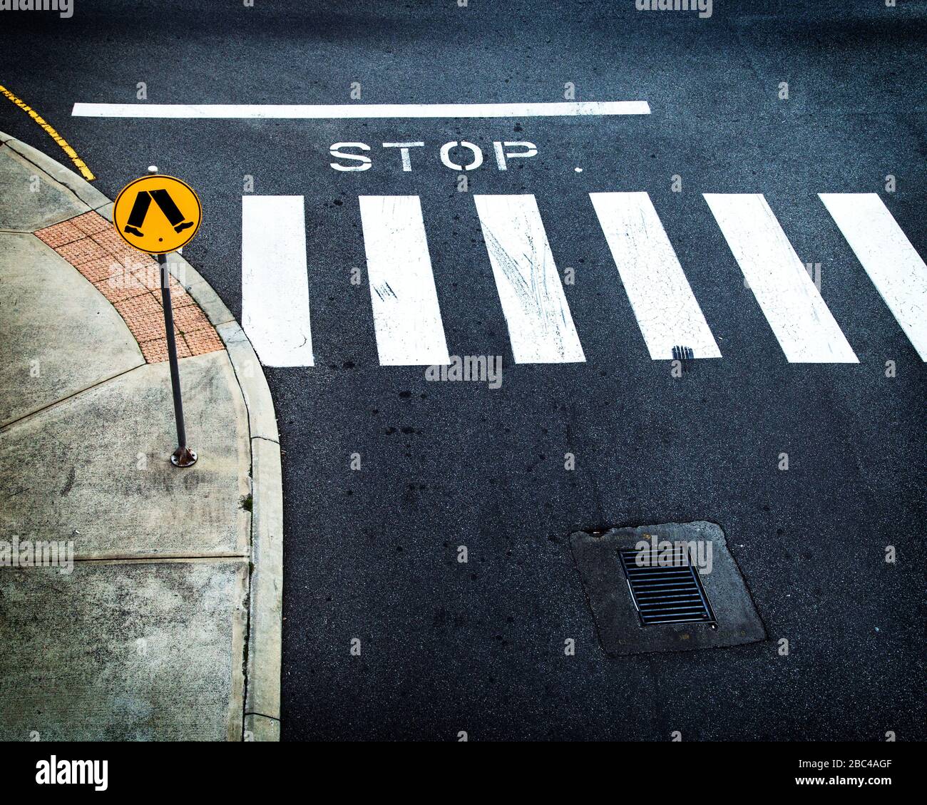Yellow pedestrian crossing sign hi-res stock photography and images - Alamy