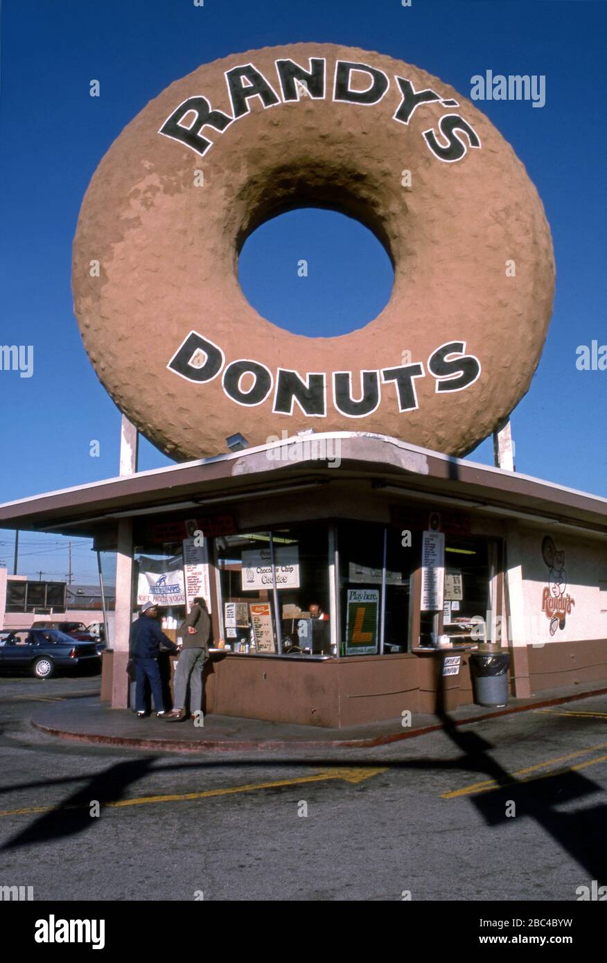 Randy's Donuts in Inglewood, CA., USA Stock Photo - Alamy