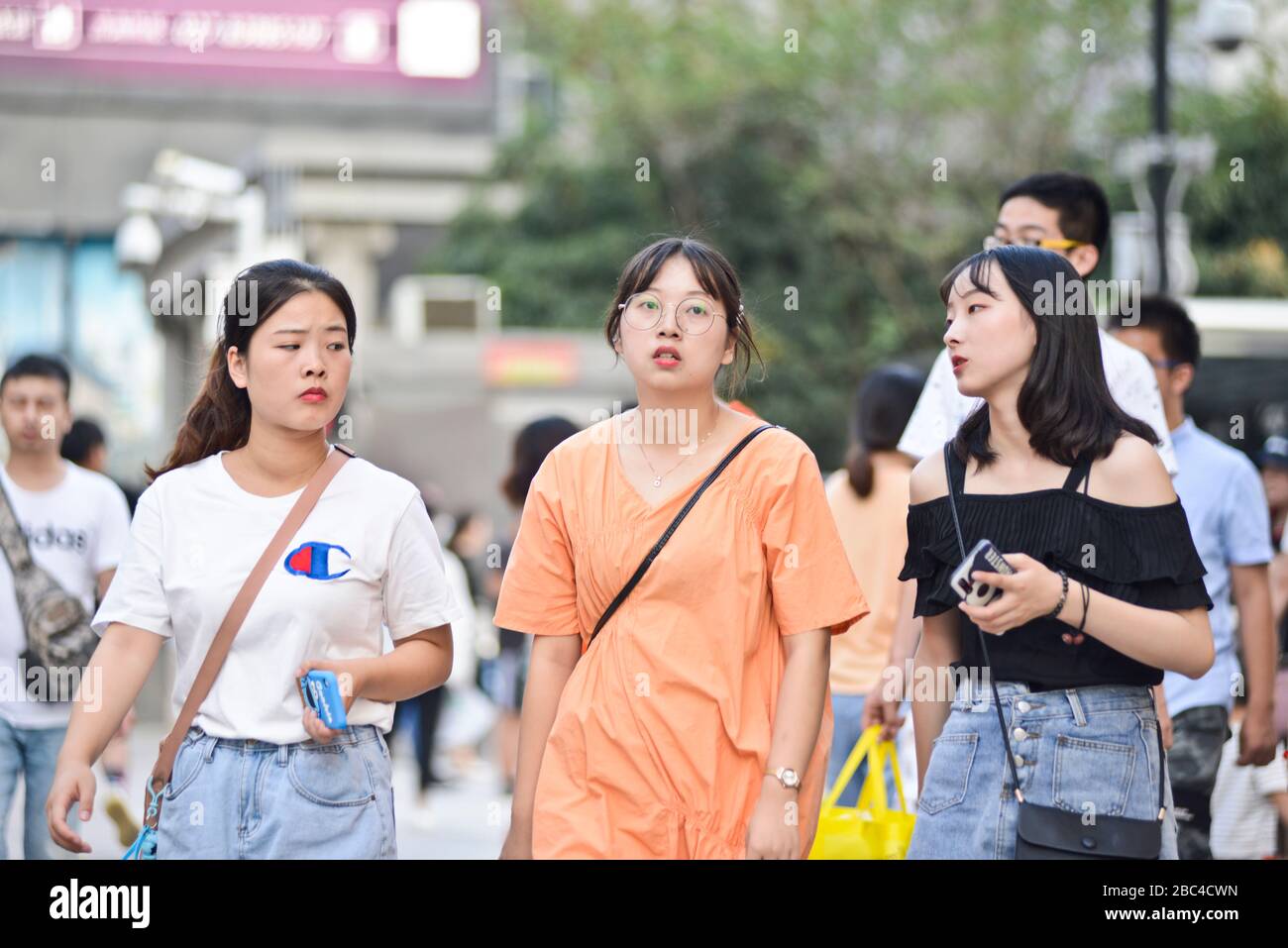 China chinese people walking hi-res stock photography and images - Alamy