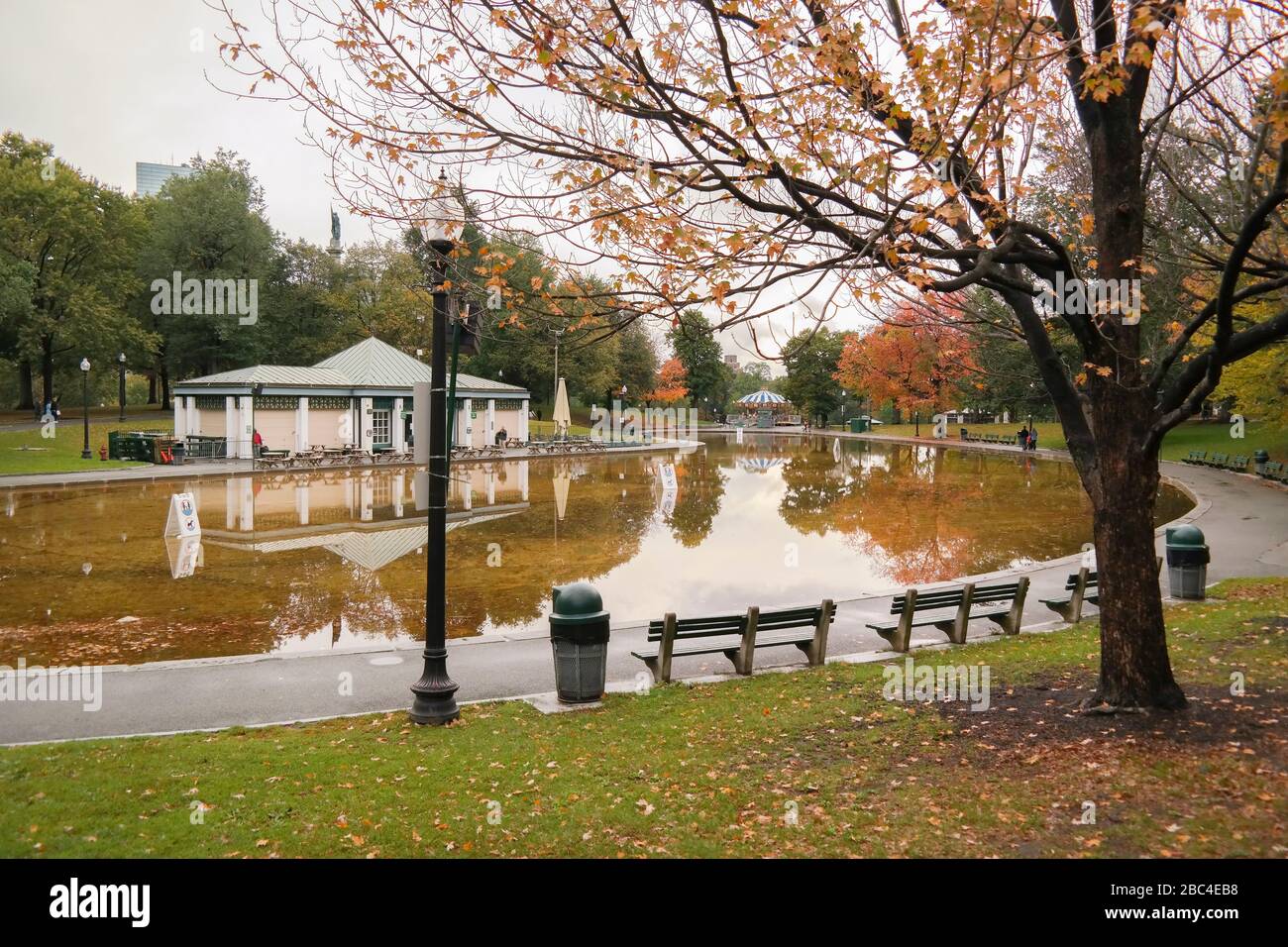 Park benches pond hi-res stock photography and images - Alamy