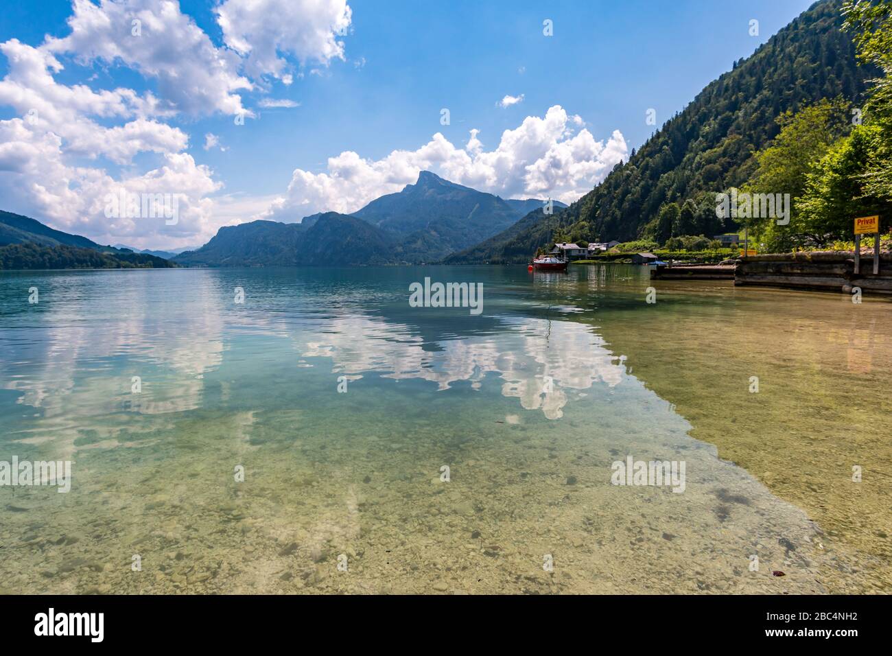 The beautiful Mondsee in the Upper Austrian Salzkammergut Stock Photo ...