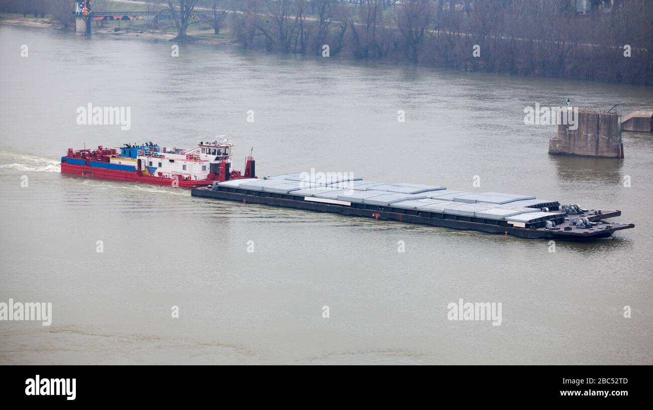 Top view of Tugboat pushing a heavy barge on the river Stock Photo - Alamy