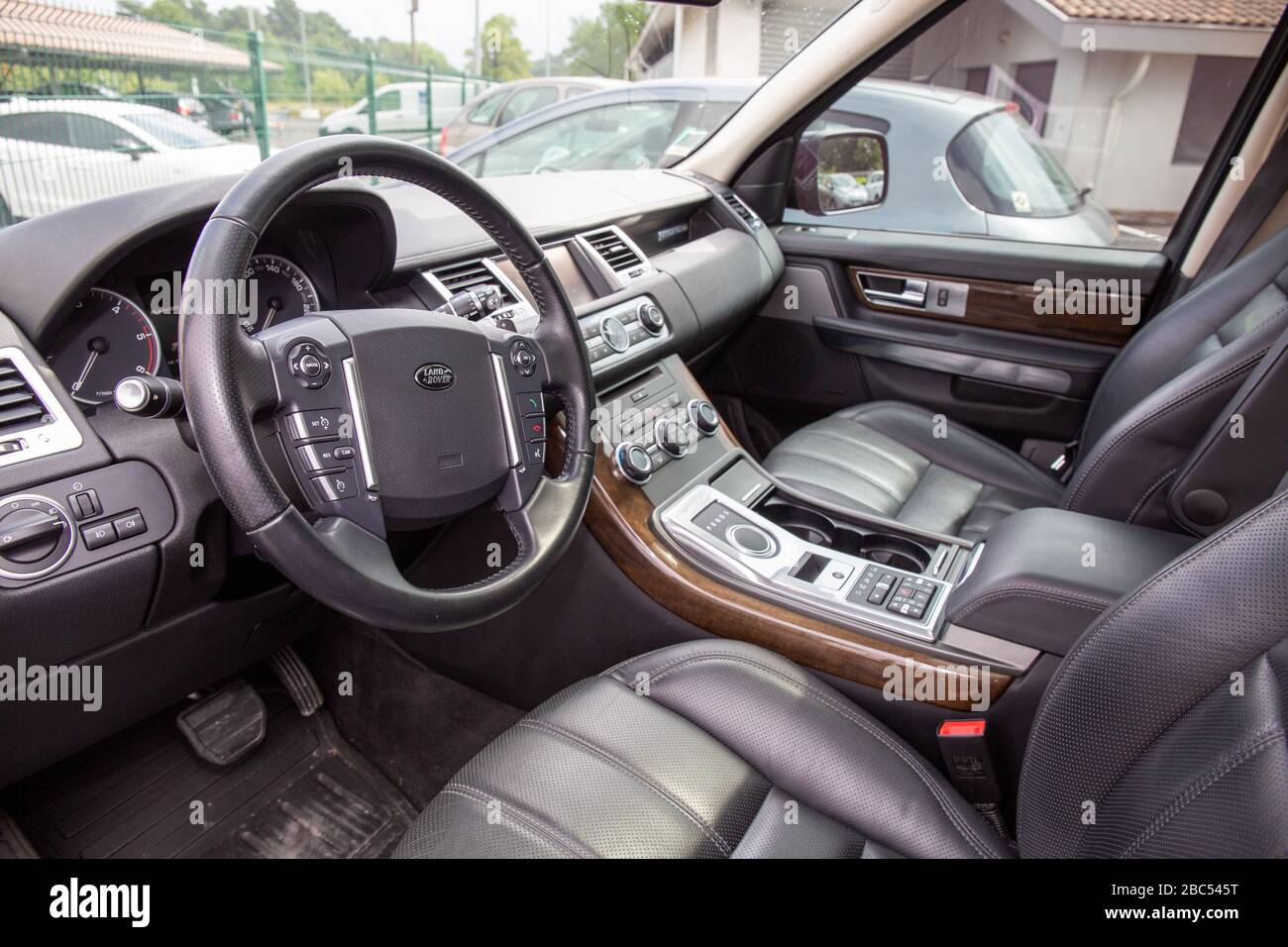 Range rover dashboard hi-res stock photography and images - Alamy