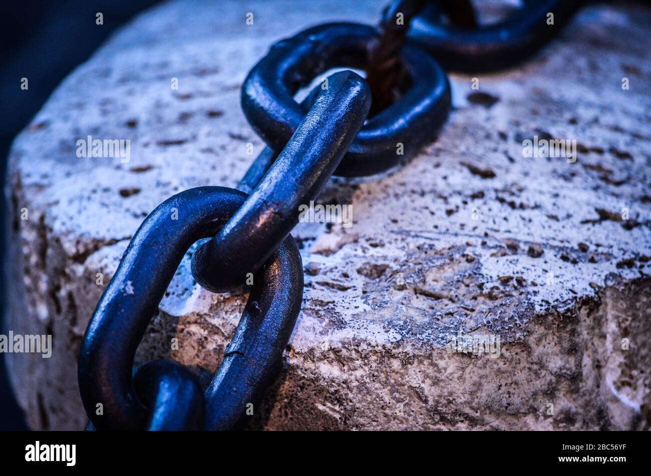 artisanal old chain design - wallpaper close up Stock Photo - Alamy