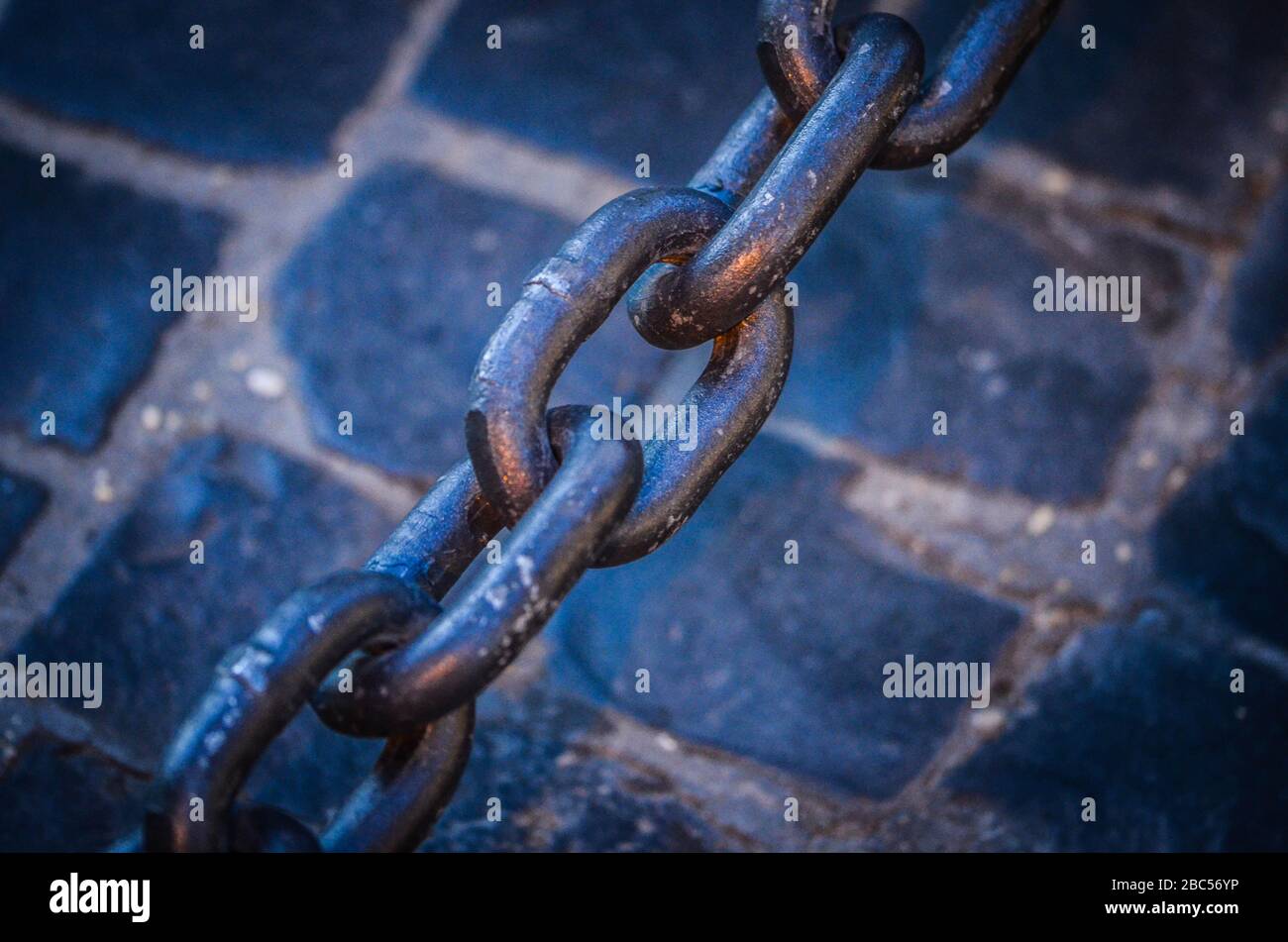 artisanal old chain design - wallpaper close up Stock Photo - Alamy