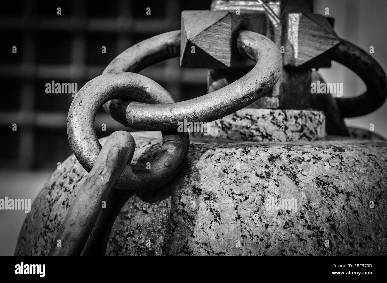 artisanal old chain design - wallpaper close up Stock Photo - Alamy