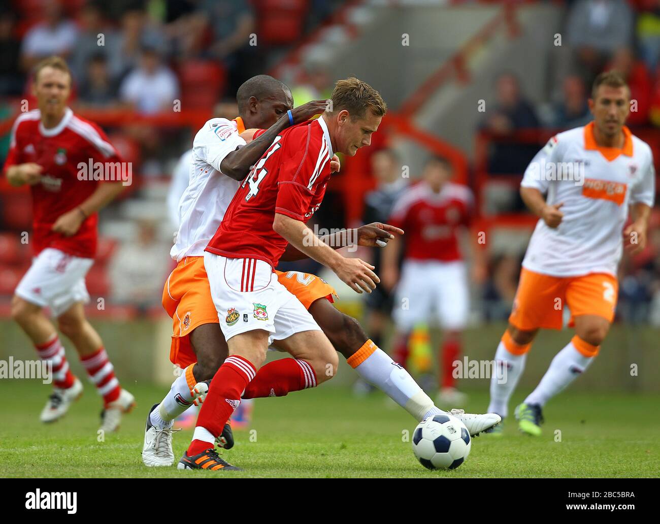 Wrexhams joe clarke and blackpools isaiah osbourne hi-res stock photography and images - Alamy
