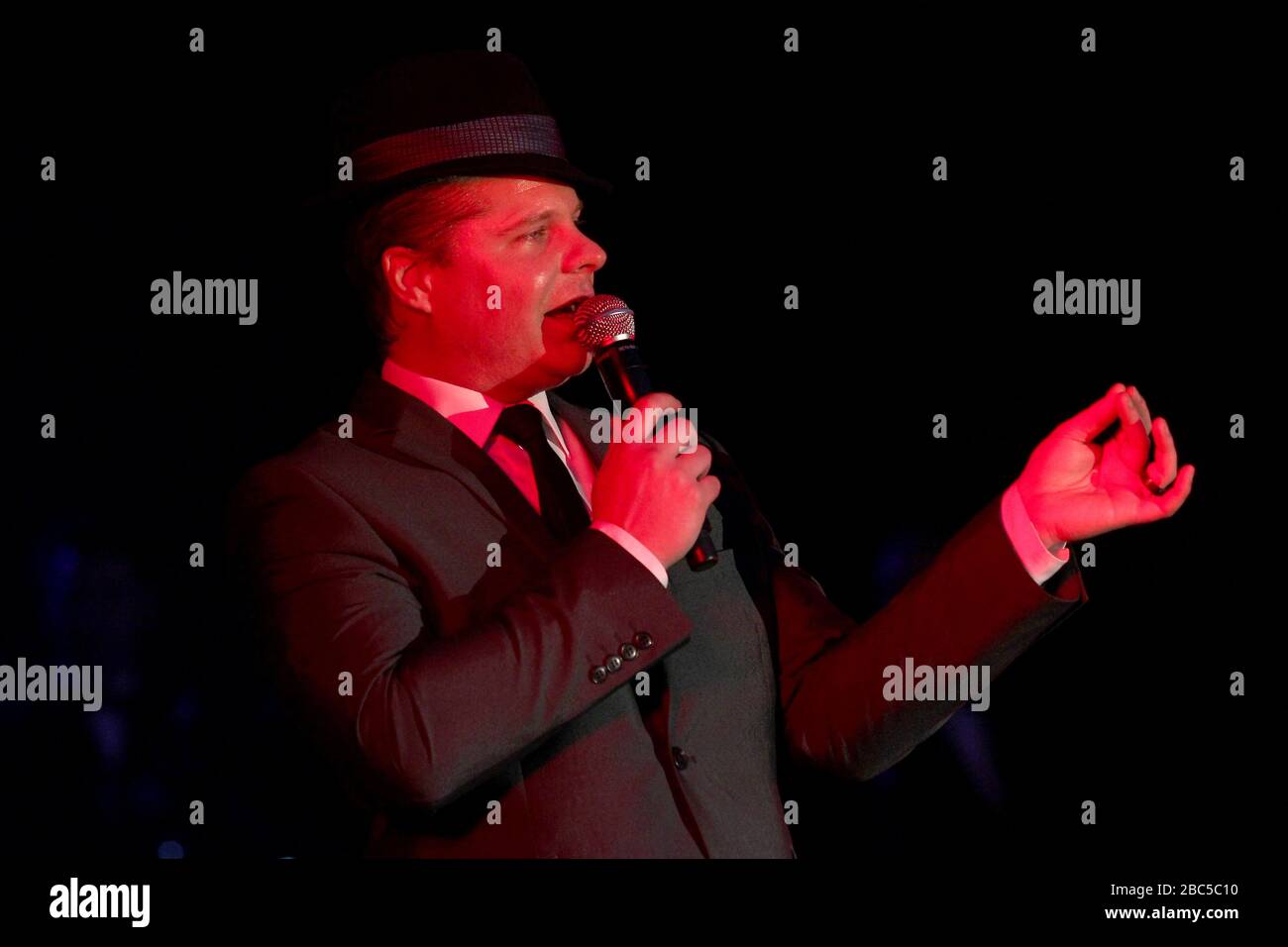 The Rat Pack (Frank Sinatra) perform after the racing Stock Photo - Alamy