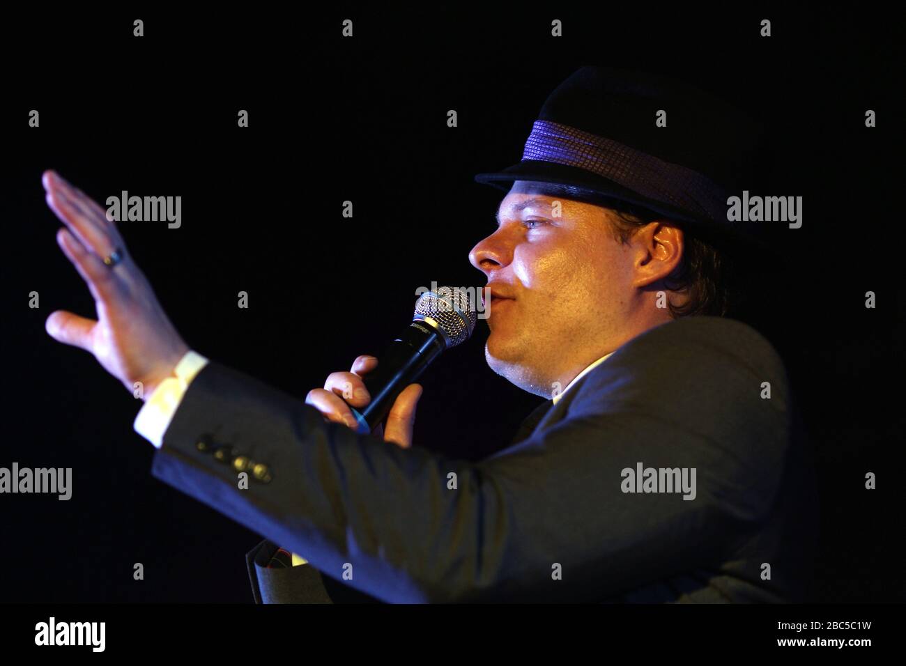 The Rat Pack (Frank Sinatra) perform after the racing Stock Photo - Alamy