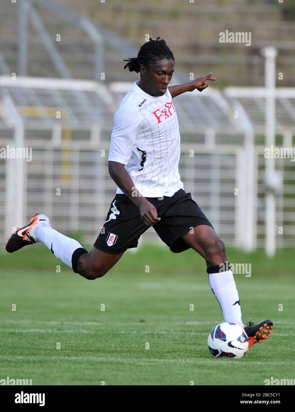 Fulham's Dickson Etuhu Stock Photo - Alamy