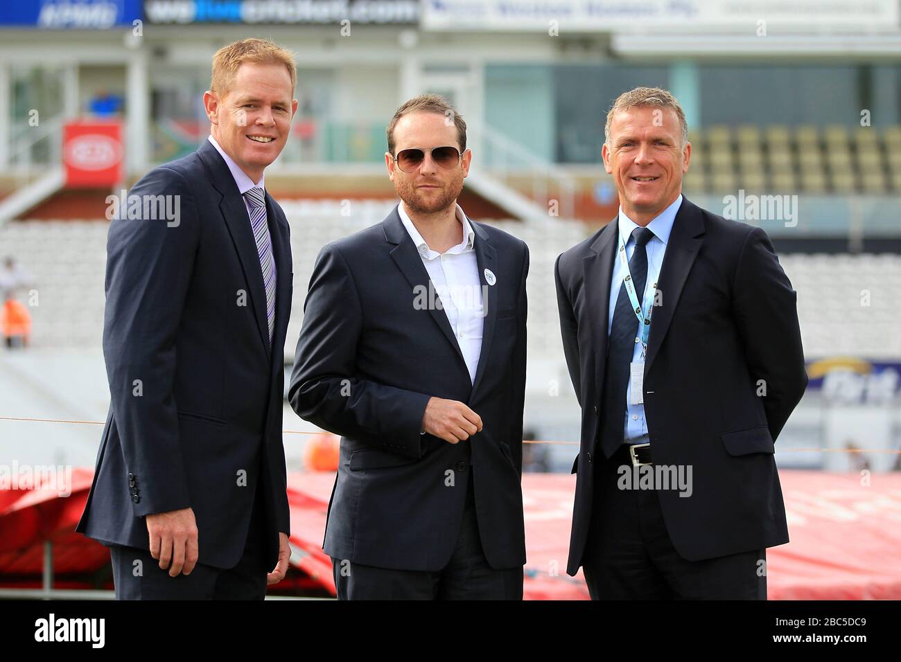 Alec Stewart (right) and Shaun Pollock (left Stock Photo - Alamy