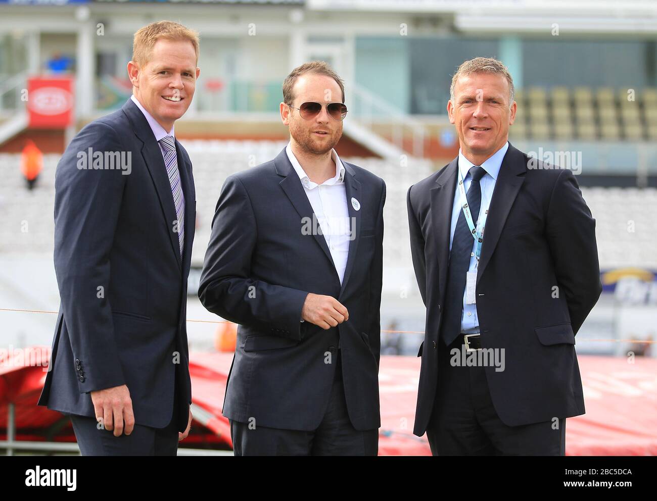 Alec Stewart (right) and Shaun Pollock (left Stock Photo - Alamy