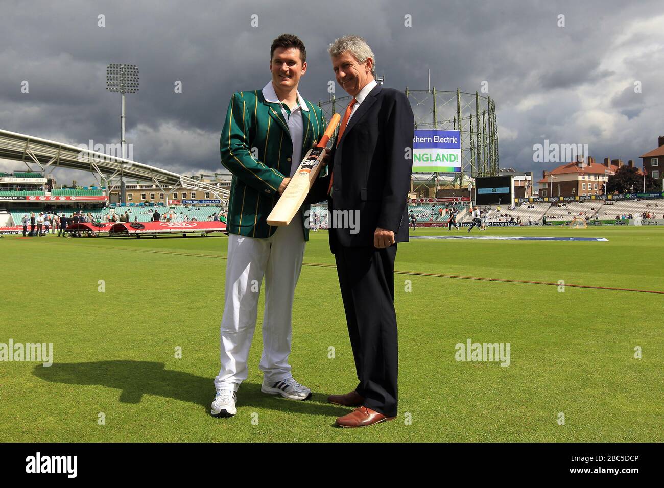 Graeme Smith of South africa receives a commemorative bat Stock Photo ...