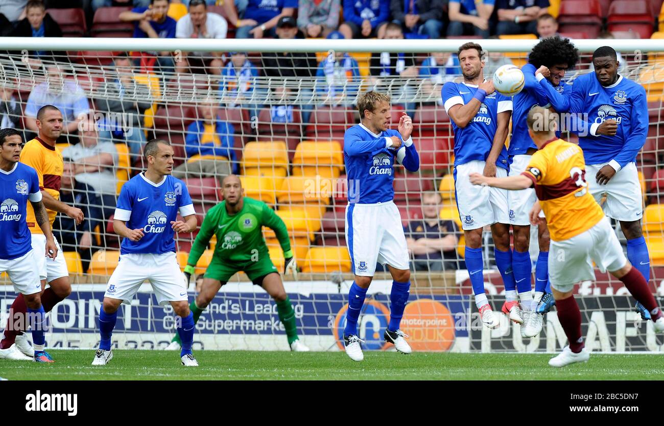 Defend a free kick hi-res stock photography and images - Alamy