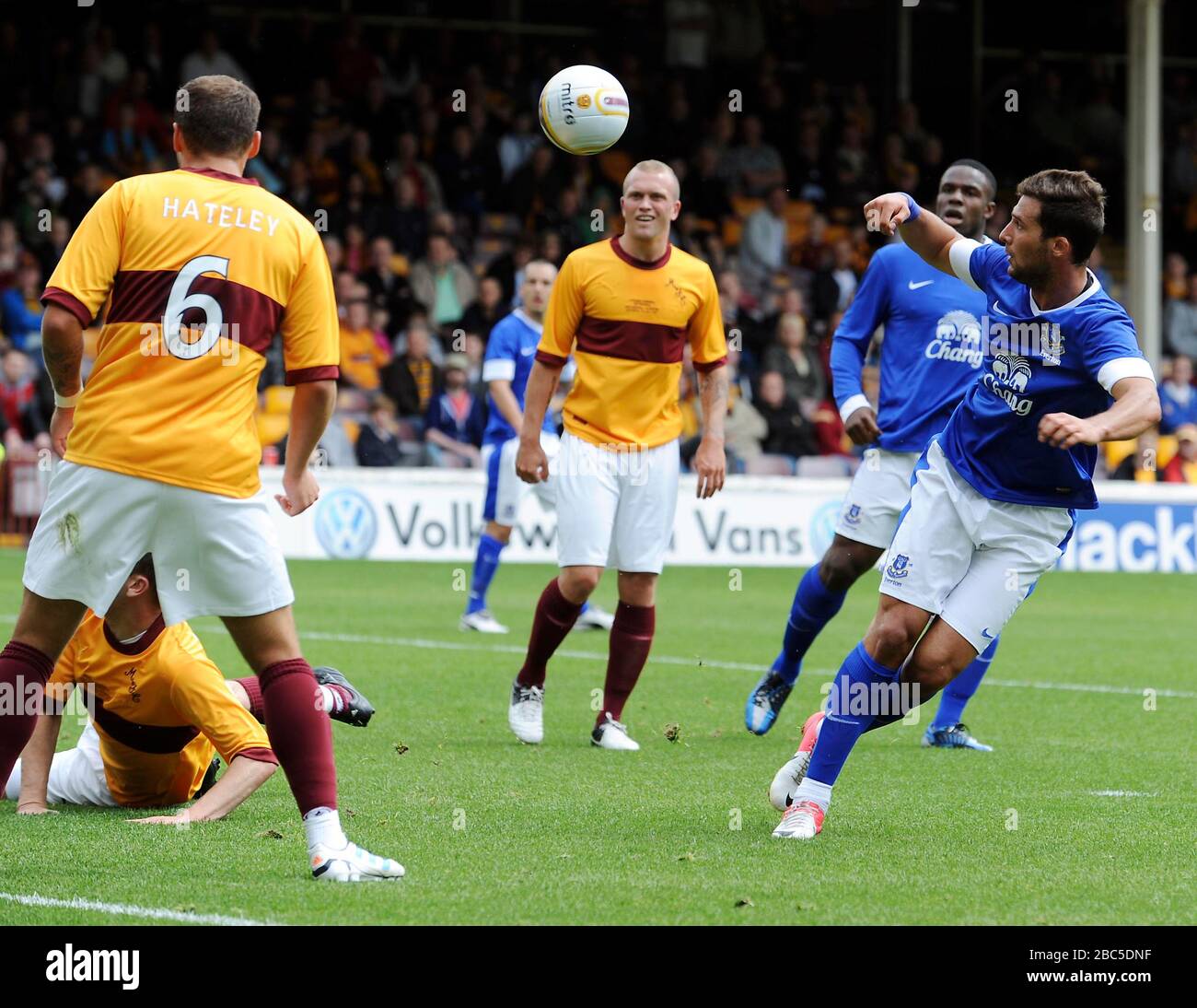 Everton's Apostolos Vellios heads at goal Stock Photo - Alamy