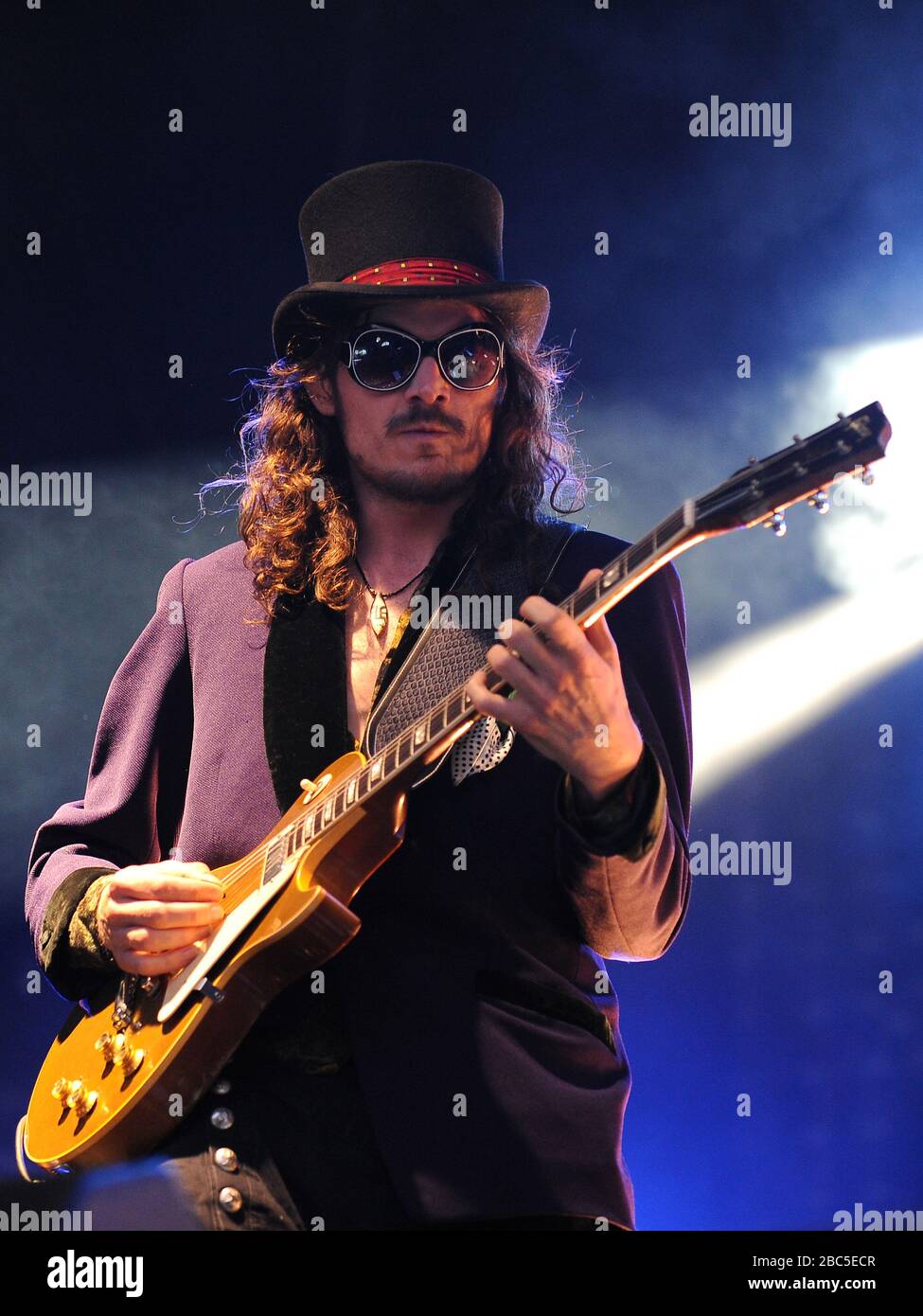 Razorlight's Gus Robertson performs at Epsom LIVE! Stock Photo - Alamy
