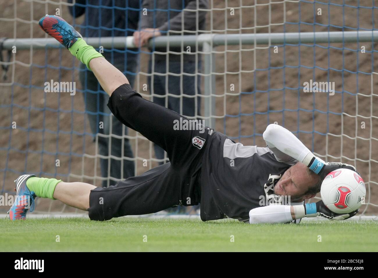 Fulham goalkeeper Mark Schwarzer Stock Photo - Alamy