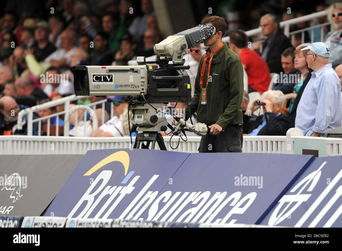 A television cameraman captures the action Stock Photo - Alamy