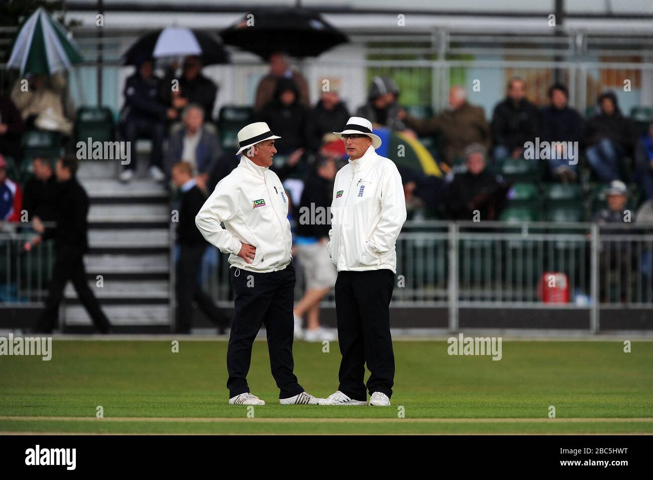 Umpire peter hartley hi-res stock photography and images - Alamy