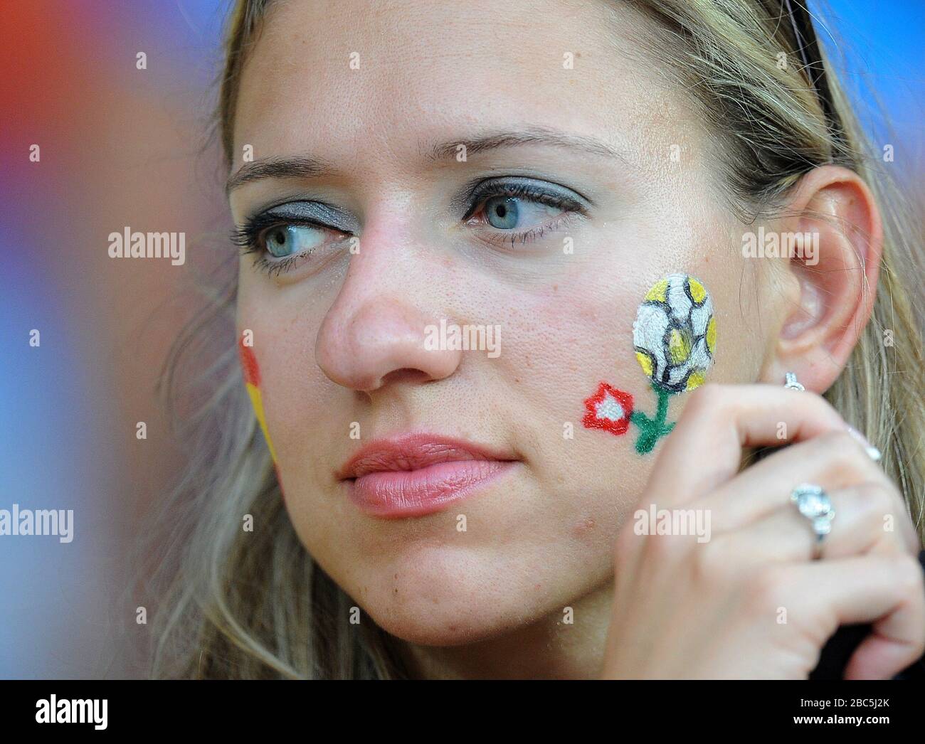 A face painted spain fan hi-res stock photography and images - Alamy