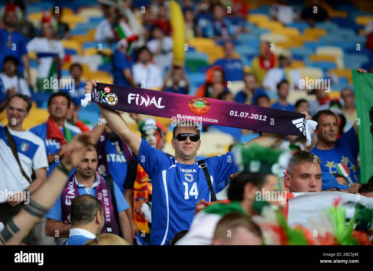 Italian fan hi-res stock photography and images - Alamy