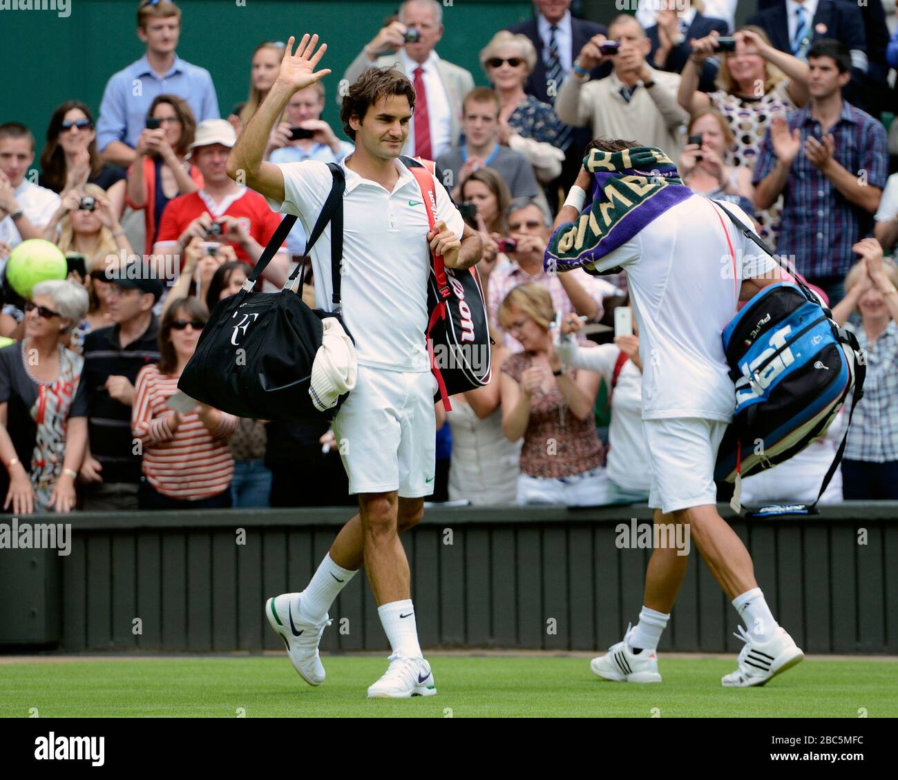 Switzerland's Roger Federer waves to the crowd following victory over ...